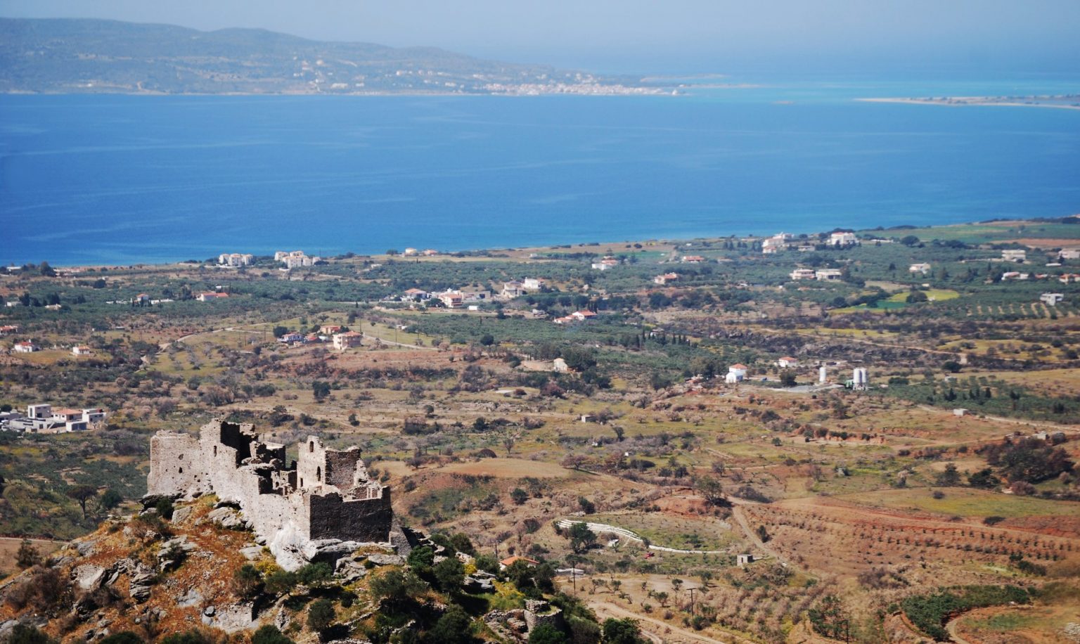 Το Κάστρο της Αγίας Παρασκευής: Η καλύτερη θέα στον κάμπο των Βοιών ...